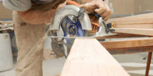Which Way Does a Circular Saw Blade Go: Tips for Optimal Cutting Power